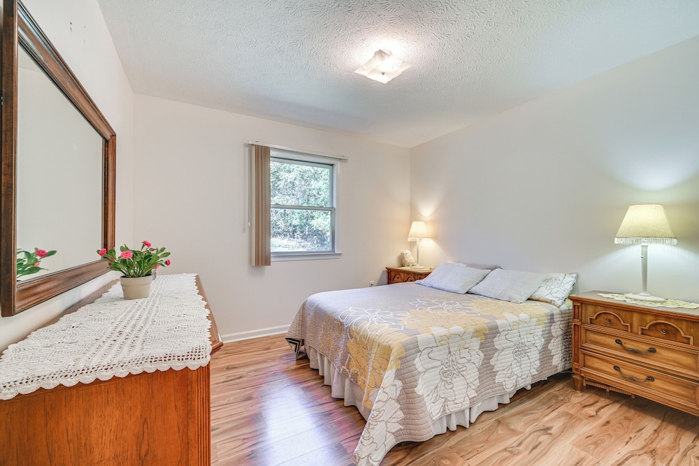 Private Deck: Berkeley Springs Getaway! - Berkeley Springs, WV