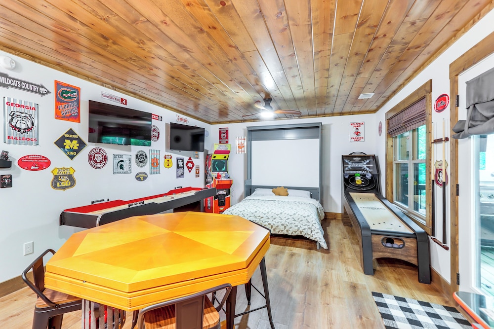 Ellijay Resort Home W/ Hot Tub & Fire Pit! - Georgia, GA