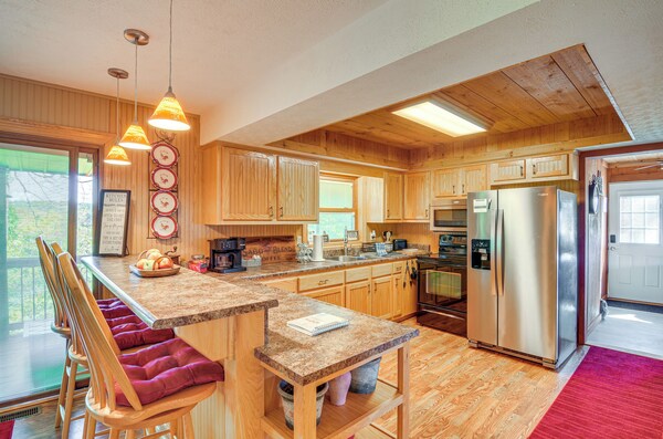 4 Mi To Cumberland River: Cabin W/ Deck & Fire Pit - Bronston, KY