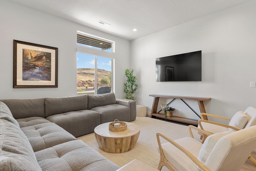 Desert Beachcomber: Desert Color Lagoon + Beaches - Washington, UT