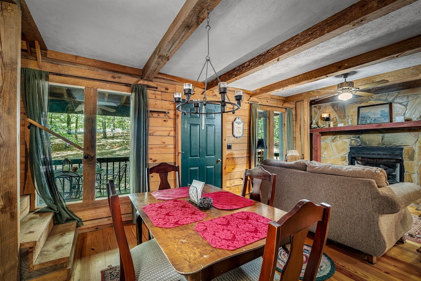 Suite Retreat-fireplace, Hot Tub, & Fire Pit - Mentone, AL