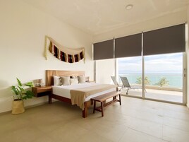 Suíte superior, sacada, vista para o oceano | Cofres nos quartos, cortinas blackout, ferros/tábuas de passar roupa
