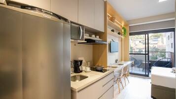 Estúdio conforto | Cozinha privada | Geladeira, micro-ondas, cooktop, torradeira