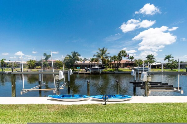 V Tranquility - Waterfront Villa Free Heated Pool Beach Fishing Gear Kayaks Bikes Dock - Punta Gorda, FL