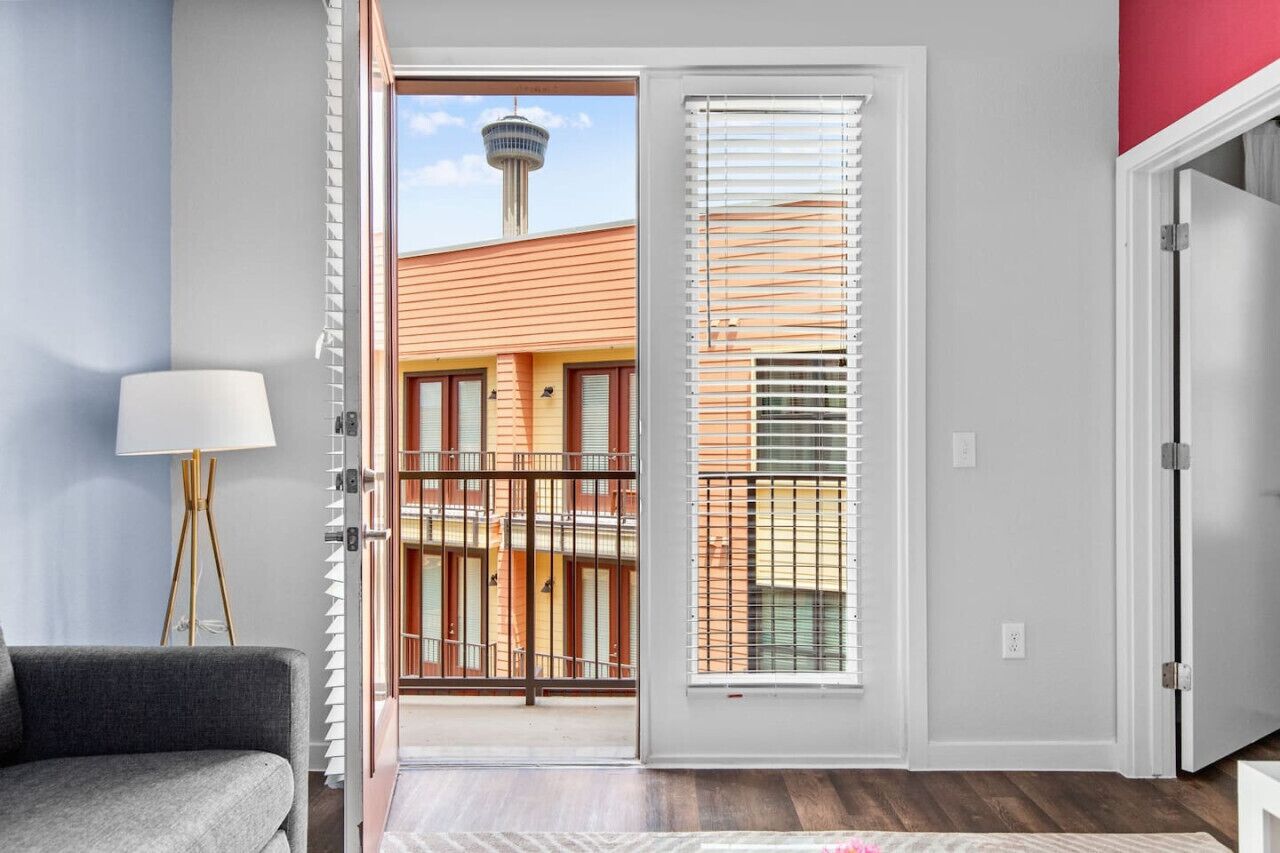 Energetic Retreat-tower/pool, King + Free Parking - San Antonio, TX