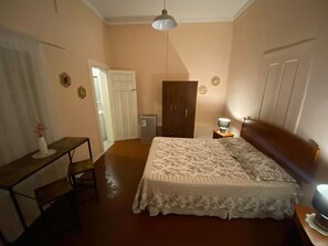 Quarto Duplo ou Twin Deluxe, frigorífico | Edredões de penas, Wi-fi grátis, roupa de cama fornecida