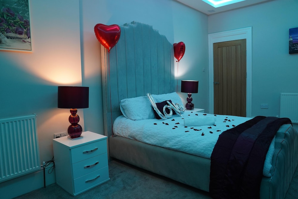 2 Bed Flat - Sleeps 4 - Jacuzzi Bath - Parking - Bradford