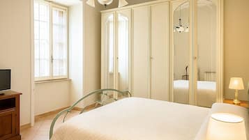 Quarto Nobre | Roupa hipoalergénica, minibar, secretária, Wi-fi grátis