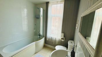 Secador de cabelo, toalhas de banho, sabonete, shampoo