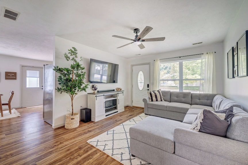 Spacious 3bd Home~10min Iu Baseball~2 K Beds~huge Kitchen~fire Pit+ping Pong - Bloomington, IN