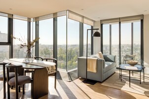 Apartamento superior | Área de estar | Smart TV 43 polegadas com canais digitais, Netflix