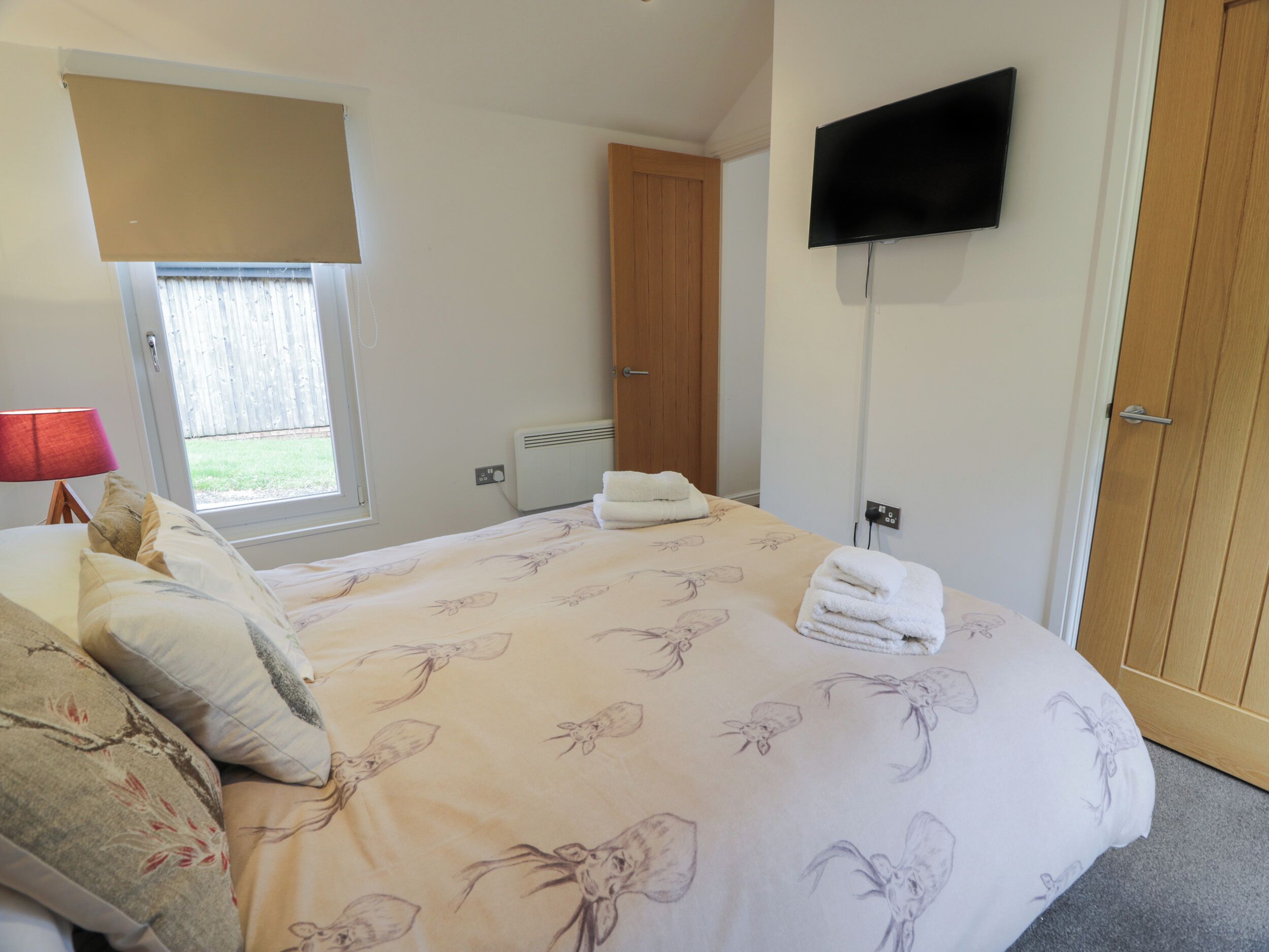 Mallard Lodge, Pet Friendly, With Hot Tub In Galston - Scotland