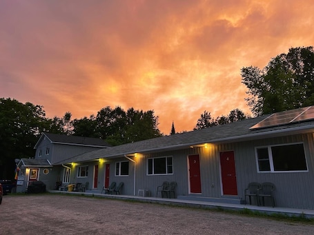 Fachada. Port Loring Northland Motel
