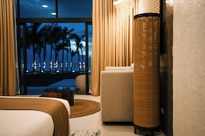 Quarto Individual, vista para a praia | Com decoração personalizada, com mobília individualizada, secretária