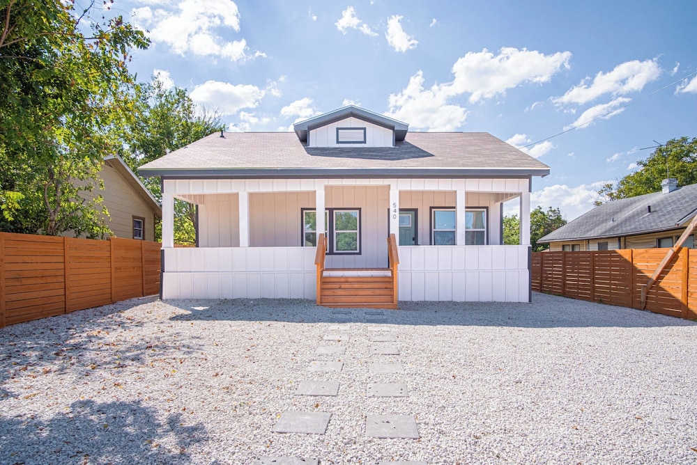 Inviting 4br/2ba Near Downtown & Riverwalk - San Antonio, TX