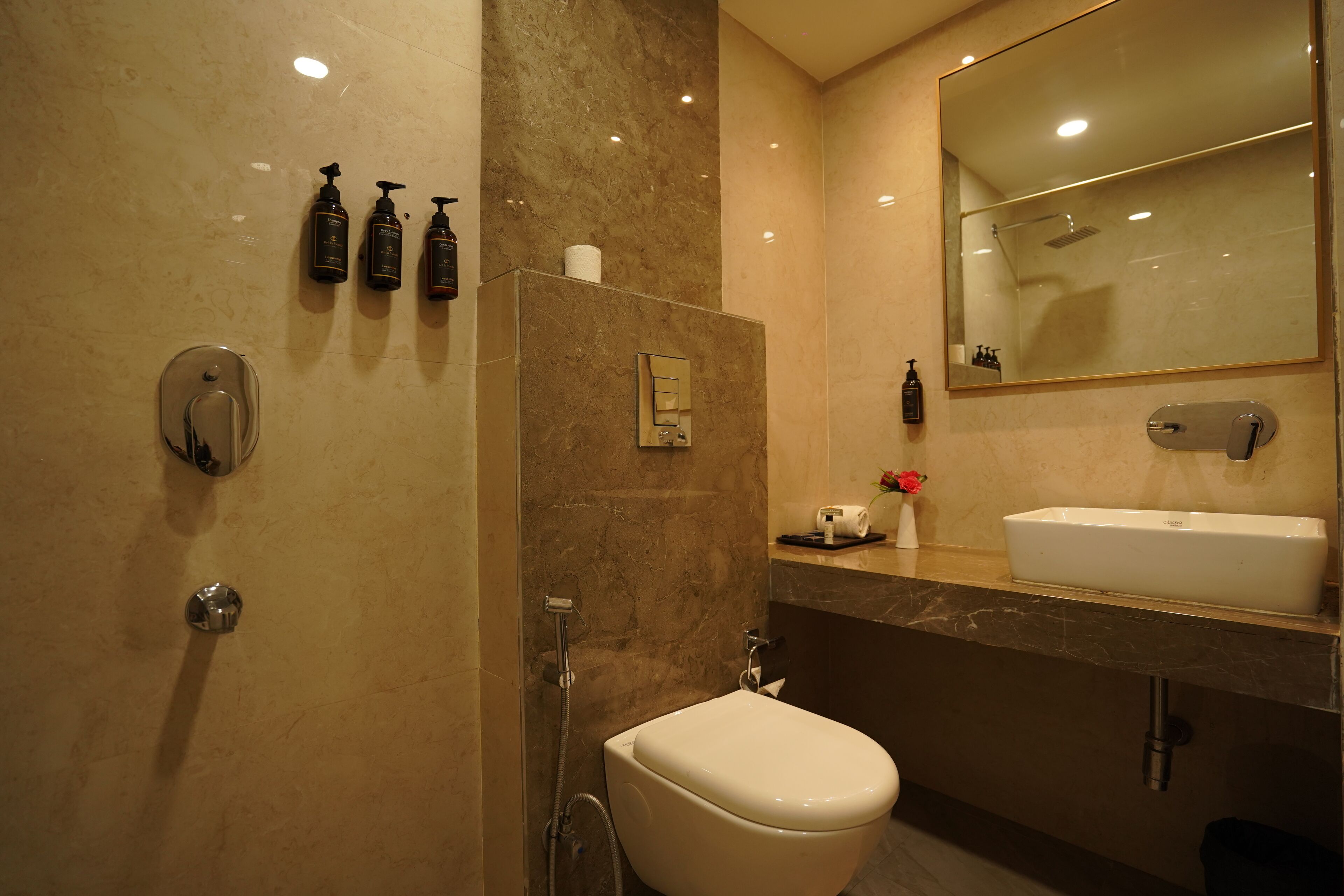 Quarto luxo | Banheiro | Chuveiro, produtos de toalete biodegradáveis, secador de cabelo 