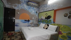 Quarto com uma cama, um mural de um barco na água e uma pintura de cisne.