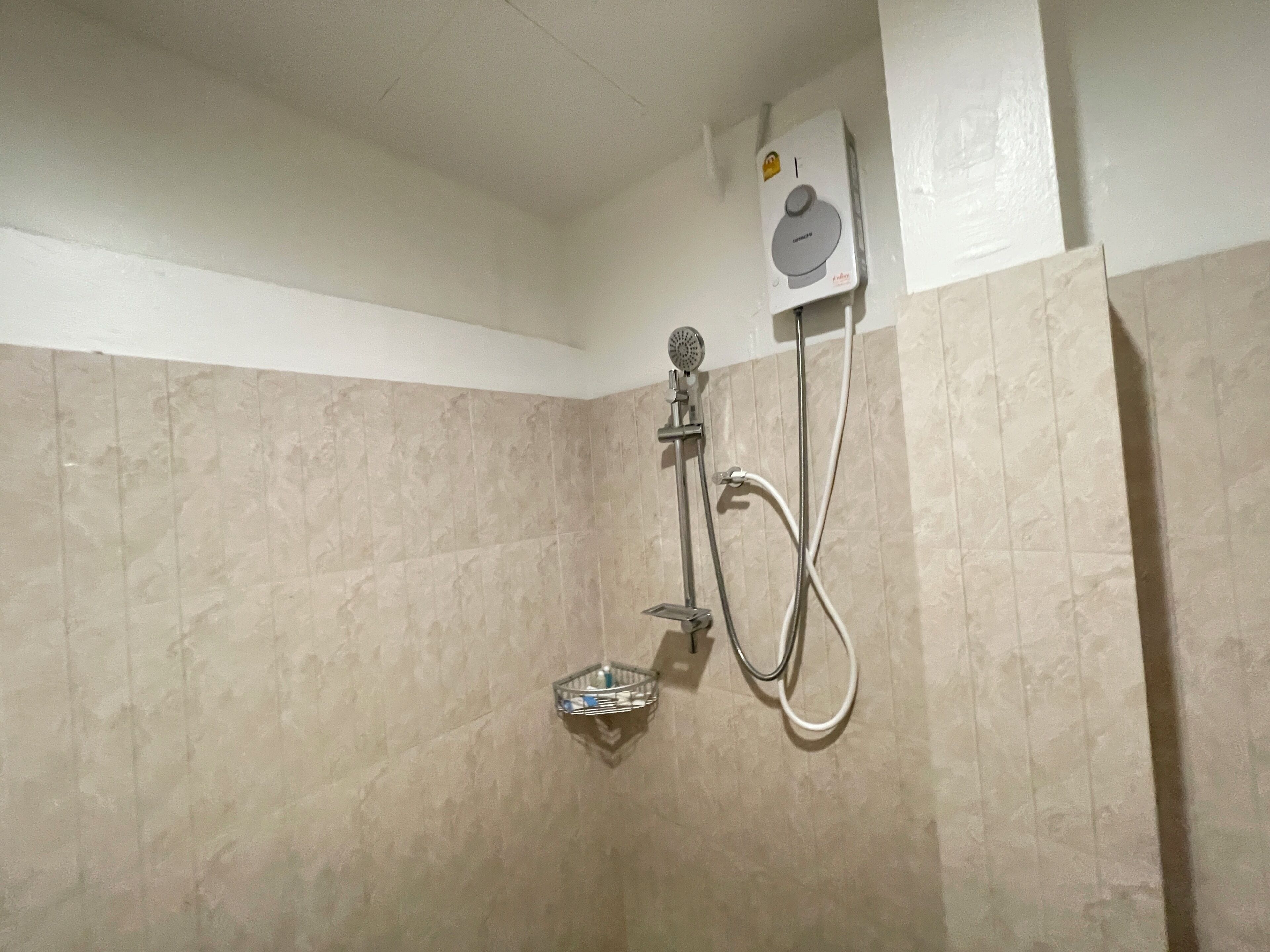 Quarto Triplo Superior | Casa de banho | Um polibã, toalhas fornecidas, sabão, champô 