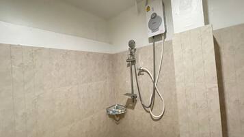 Quarto Triplo Superior | Casa de banho | Um polibã, toalhas fornecidas, sabão, champô