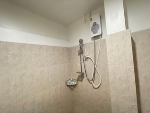 Quarto triplo superior | Banheiro | Chuveiro, toalhas de banho, sabonete, shampoo