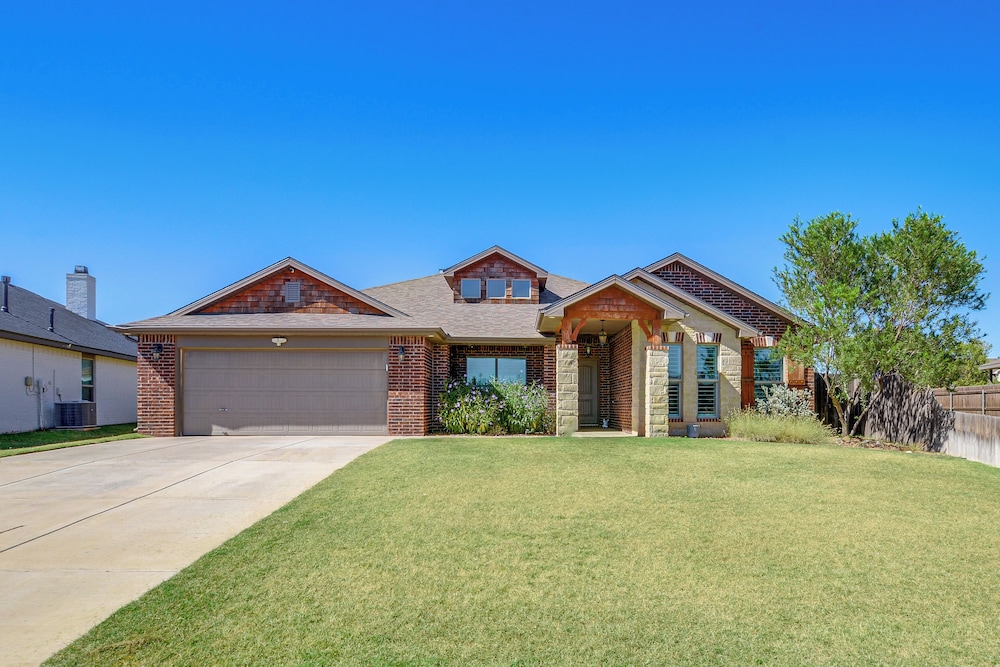 11 Mi To Dtwn: Lubbock Home W/ Patio, Grill & Yard - Lubbock, TX