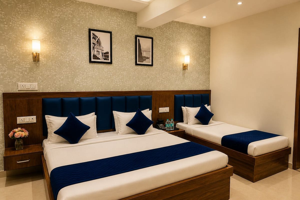 Quarto de hotel com duas camas, cabeceira de madeira, luminárias fixadas na parede e quadros emoldurados.
