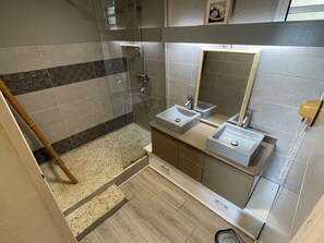 Um polibã, um secador de cabelo, toalhas fornecidas, sabão 