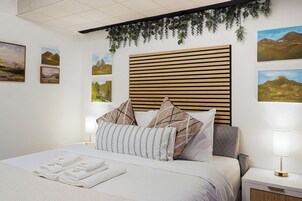 Apartamento família, 2 quartos | 2 quartos, individualmente mobiliados, ferros/tábuas de passar roupa