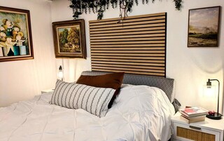 Apartamento família, 2 quartos | 2 quartos, individualmente mobiliados, ferros/tábuas de passar roupa