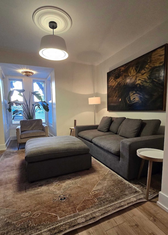 Charming 2-bedroom Historic Home With Wifi And Ac In Grimsby - 格里姆斯比