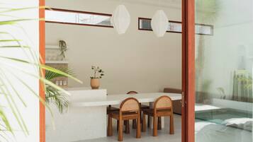 Villa Deluxe, 2 quartos, piscina privativa, vista para a piscina | Sala de jantar