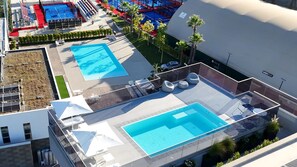 Piscina exterior, guarda-sóis, espreguiçadeiras 