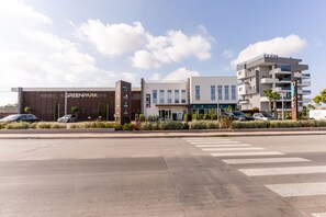 Um edifício comercial com uma placa que diz "GREENPARK" e design moderno.