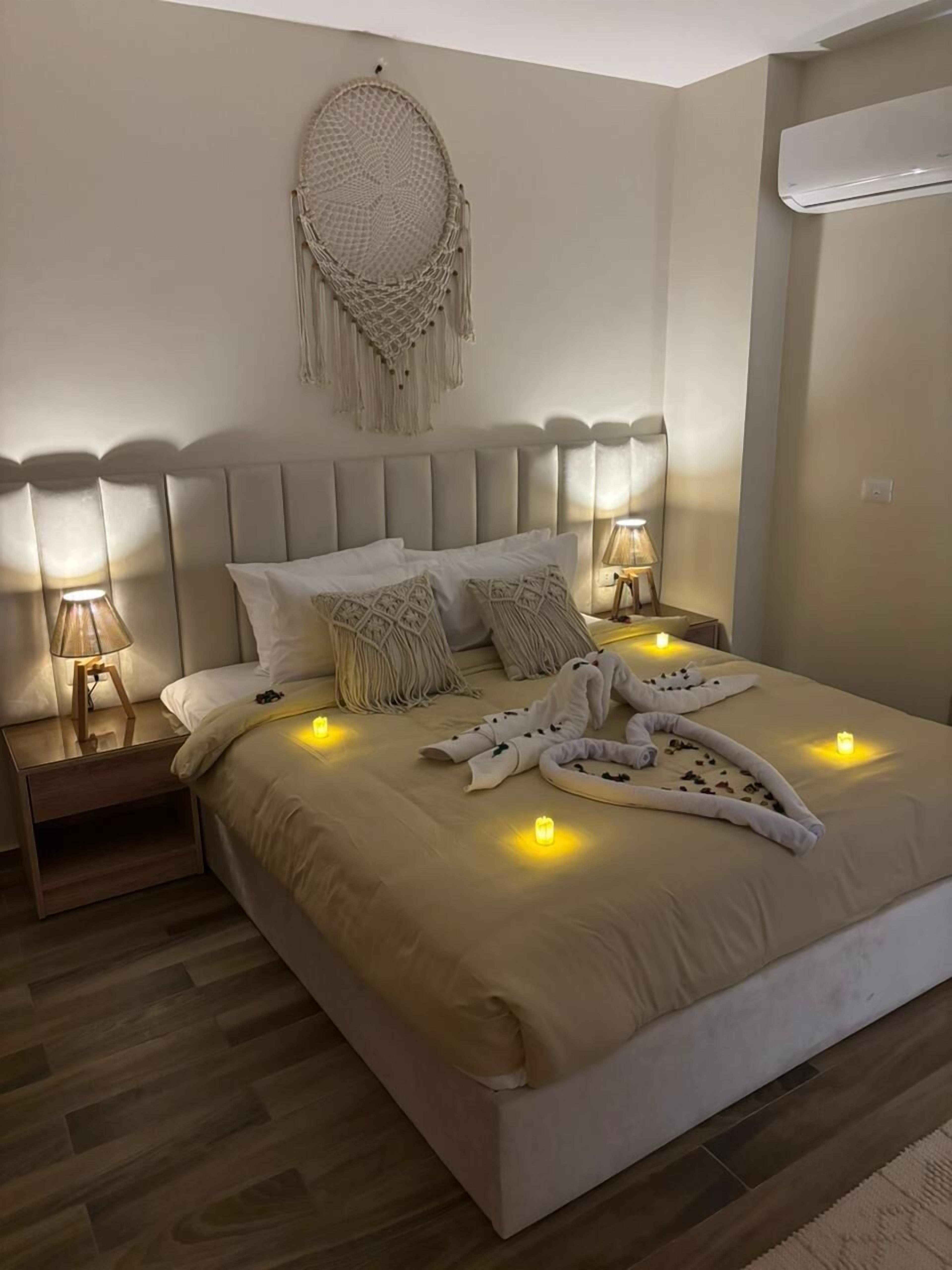 Quarto Duplo ou Twin Comfort, vista deserto | Cofre no quarto, secretária 