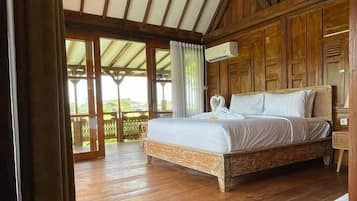 Vila clássica, sacada, vista para o jardim | 1 quarto, edredons de pluma, escrivaninha