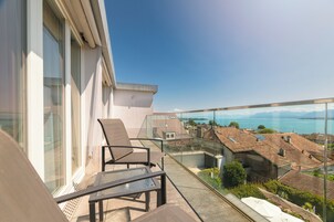 Suite, varanda, vista para o lago | Minibar, cofre no quarto, secretária, cortinas/cortinados opacos 