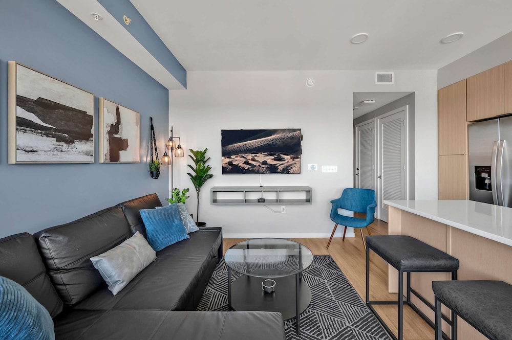 High-rise Apt Raleigh Free Parking Sunset View 2 - Raleigh, NC