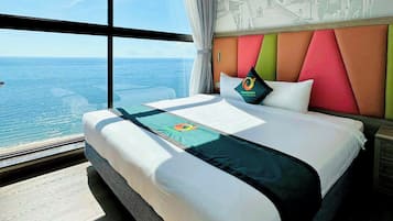 Quarto Familiar, vista para a praia | Camas de colchão viscoelástico, secretária