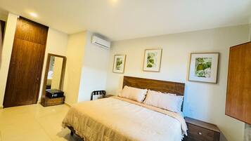 Quarto casal luxo, sacada, vista para a cidade | Cofres nos quartos, ferros/tábuas de passar roupa, Wi-Fi de cortesia