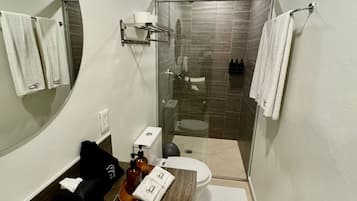 Quarto Clássico com Cama de Casal | Casa de banho | Um polibã, um secador de cabelo, toalhas fornecidas, sabão