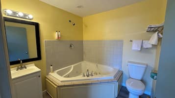 Quarto solteiro conforto | Banheiro | Sabonete, shampoo, papel higiênico