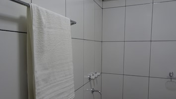 Quarto Triplo | Casa de banho | Artigos de higiene pessoal grátis, um secador de cabelo, um bidé