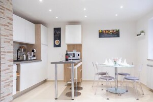 Casa Familiar, 2 quartos | Cozinha privada | Uma chaleira elétrica, uma torradeira 