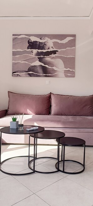 Suite Romântica, 1 cama king-size e sofá-cama, cozinha, vista para a colina | Sala | Smart TV de 32 polegadas com canais por cabo 