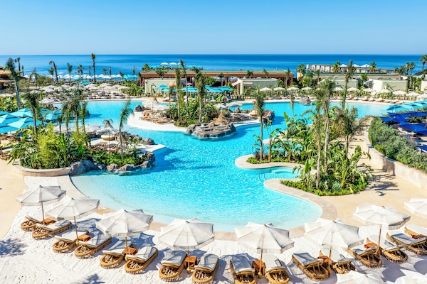 Piscina interior, 5 piscinas exteriores