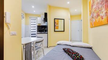 Apartamento, 1 quarto, não fumadores, kitchenette | Sala de estar | Televisor de ecrã plano de 32 polegadas com canais por cabo