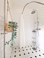 Quarto Familiar | Casa de banho | Um polibã, um secador de cabelo, toalhas fornecidas, sabão
