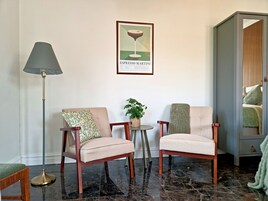 Quarto casal luxo, 1 cama King, banheiro privativo, vista para o jardim | Frigobar, Wi-Fi de cortesia, roupa de cama