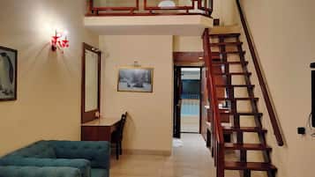 Dúplex | Sala de estar | Televisor de ecrã plano de 30 polegadas com canais por cabo, televisor