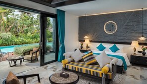 Quarto moderno com cama grande, vista para uma piscina e parede de pedra com desenho de lua.
